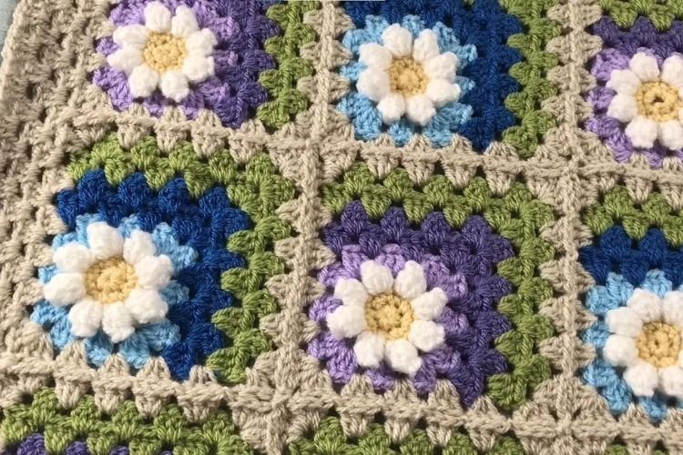 Daisy In The Corner Granny Square - Free Crochet Pattern